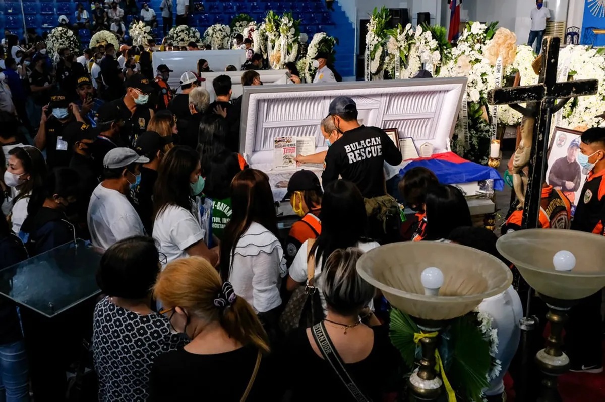 Limang rescuer na namatay sa Bulacan, pinarangalan | ABS-CBN News Limang rescuer na namatay sa Bulacan, pinarangalan | ABS-CBN News