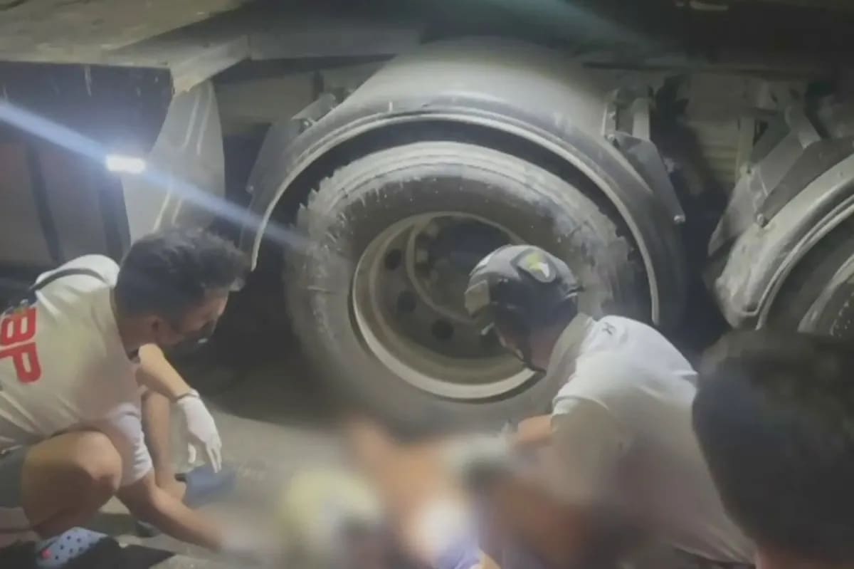 Rider himalang nakaligtas matapos pumailalim sa trak sa QC | ABS-CBN News Rider himalang nakaligtas matapos pumailalim sa trak sa QC | ABS-CBN News