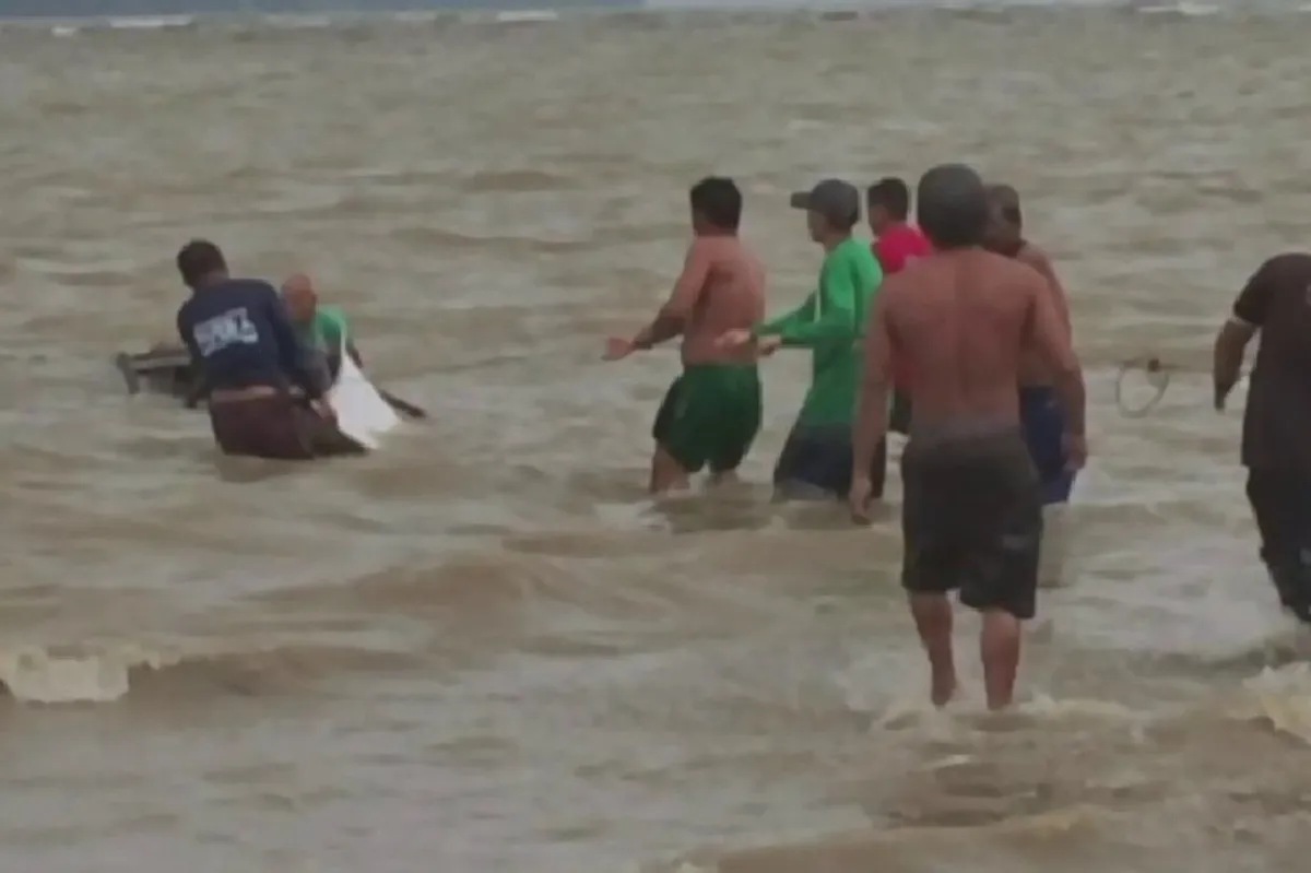 2 nailigtas sa lumubog na bangka sa Oriental Mindoro | ABS-CBN News