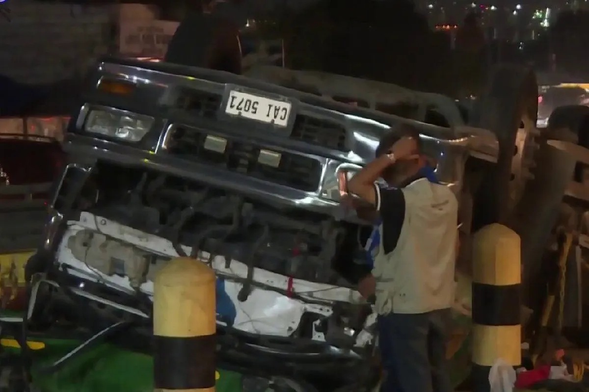 Trak bumaliktad sa Sumulong Highway sa Antipolo | ABS-CBN News