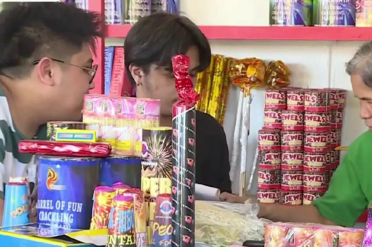 Ilang uri ng paputok wala o limitado ang stock sa mga tindahan | ABS ...