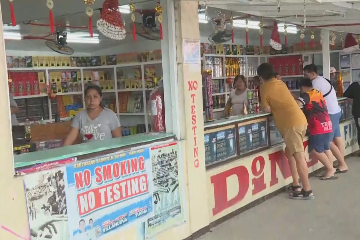 Mga mamimili ng paputok sinamantala ang holiday para bumili sa Bocaue | ABS-CBN News