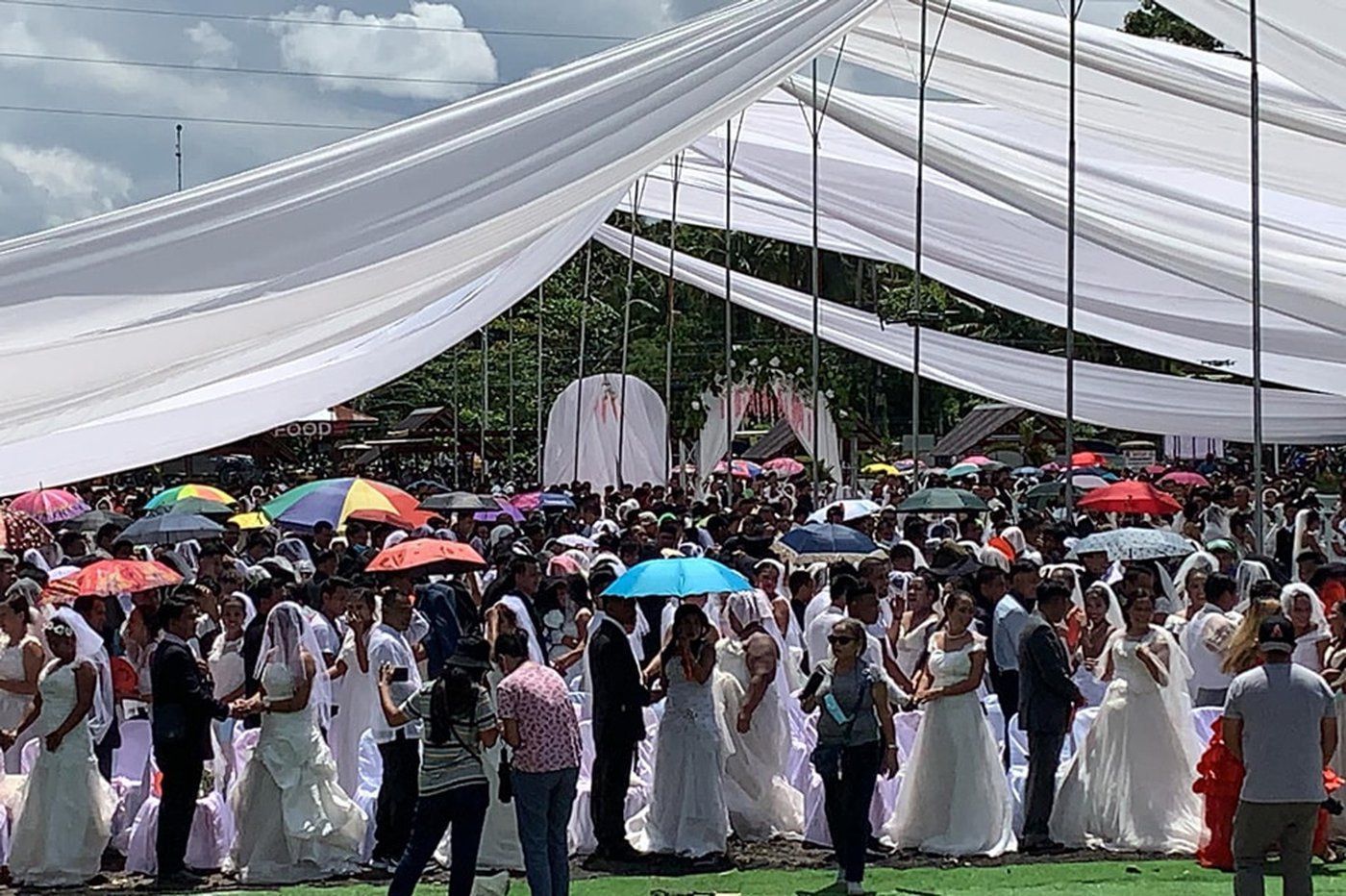 1,261 pares sabay-sabay na ikinasal sa Lanao del Norte | ABS-CBN Lifestyle 1,261 pares sabay-sabay na ikinasal sa Lanao del Norte | ABS-CBN Lifestyle