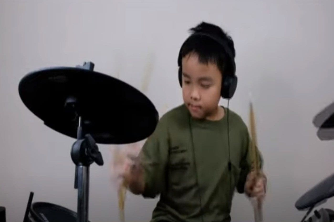“Pinoy Little Drummer Boy” ng Dubai, superstar sa social media | ABS ...