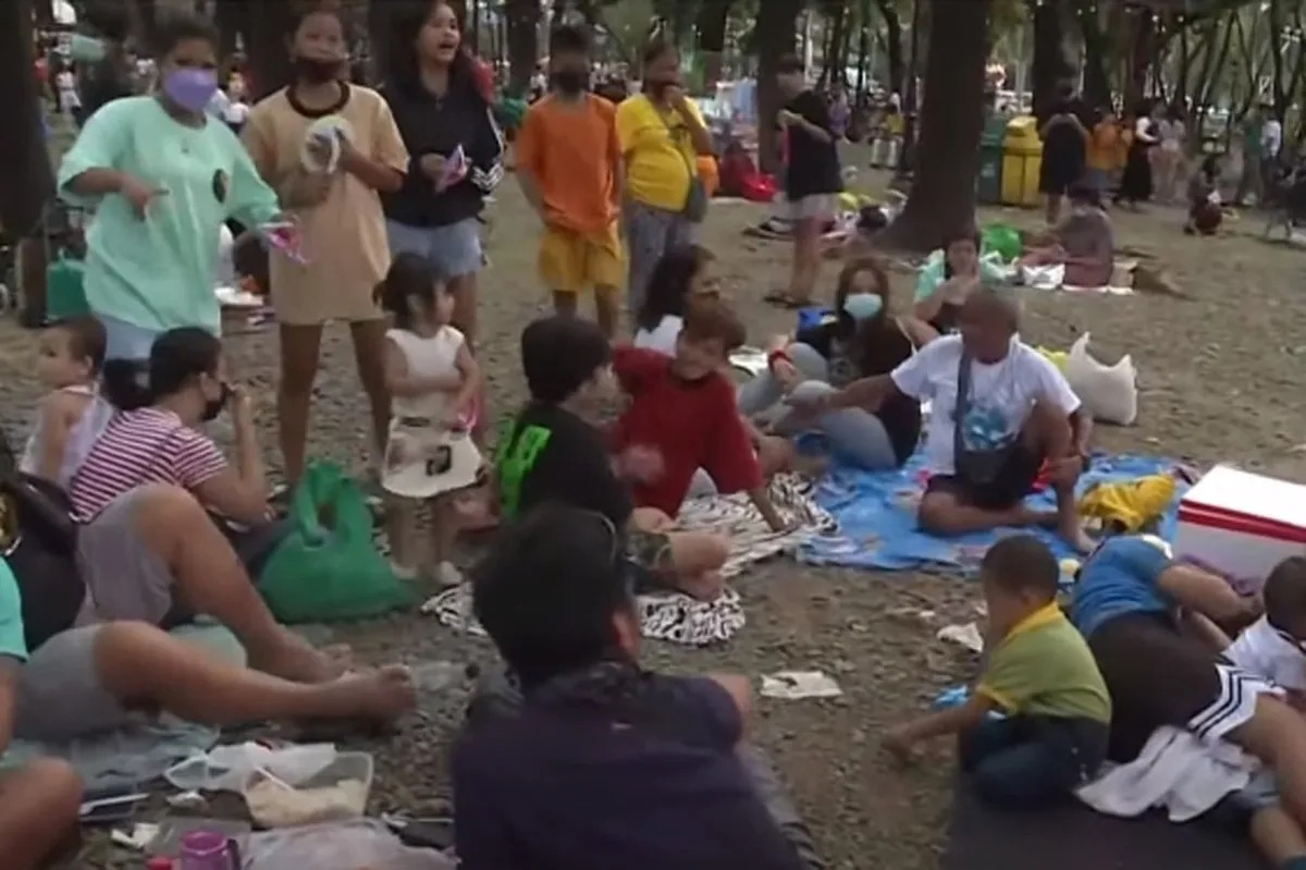 Mga Pinoy dagsa sa Luneta sa unang araw ng bagong taon | ABS-CBN Lifestyle Mga Pinoy dagsa sa Luneta sa unang araw ng bagong taon | ABS-CBN Lifestyle