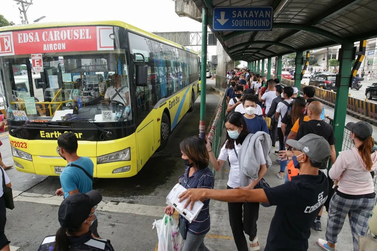 EDSA commuters line up for free bus rides | ABS-CBN News