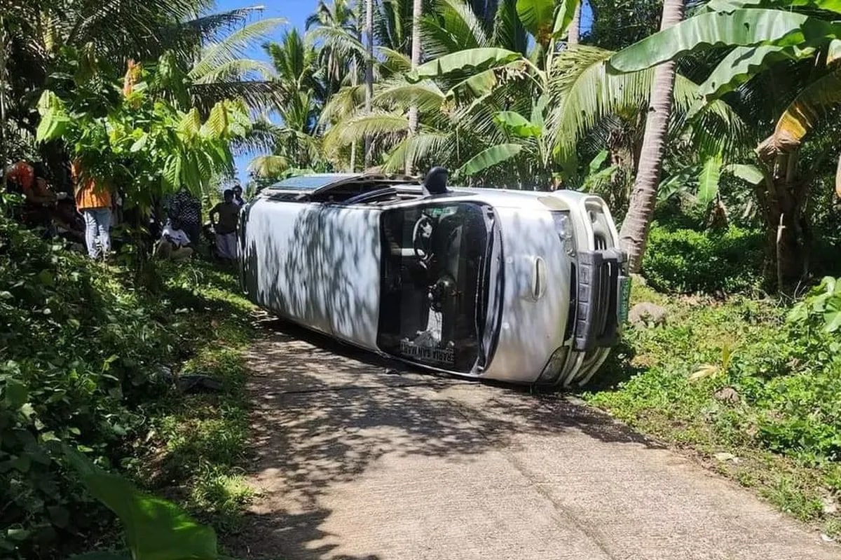 Karo ng patay tumagilid, libing naantala | ABS-CBN News Karo ng patay tumagilid, libing naantala | ABS-CBN News