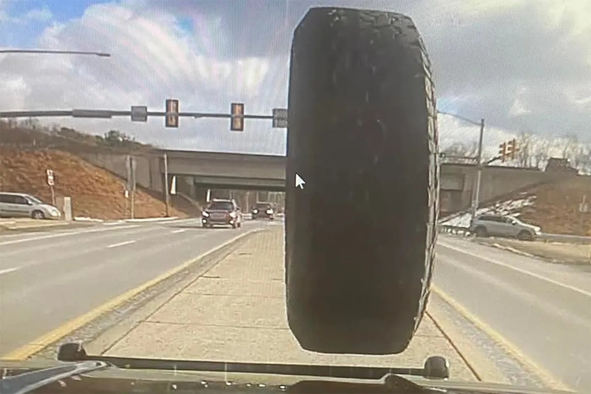 DASHCAM VIDEO: Runaway tire smashes cop car windshield | ABS-CBN