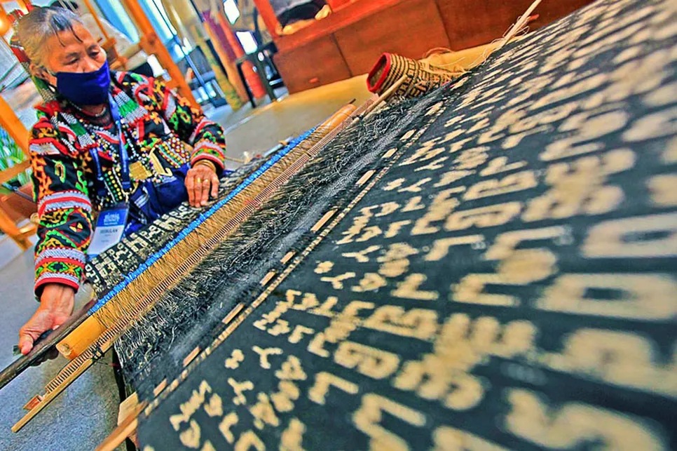 Weaving T'nalak from abaca | ABS-CBN Lifestyle