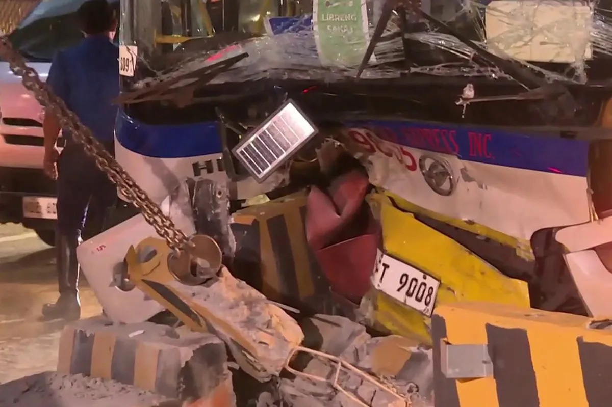 Bus bumangga sa concrete barriers sa EDSA-Reliance; 7 sugatan, driver ...