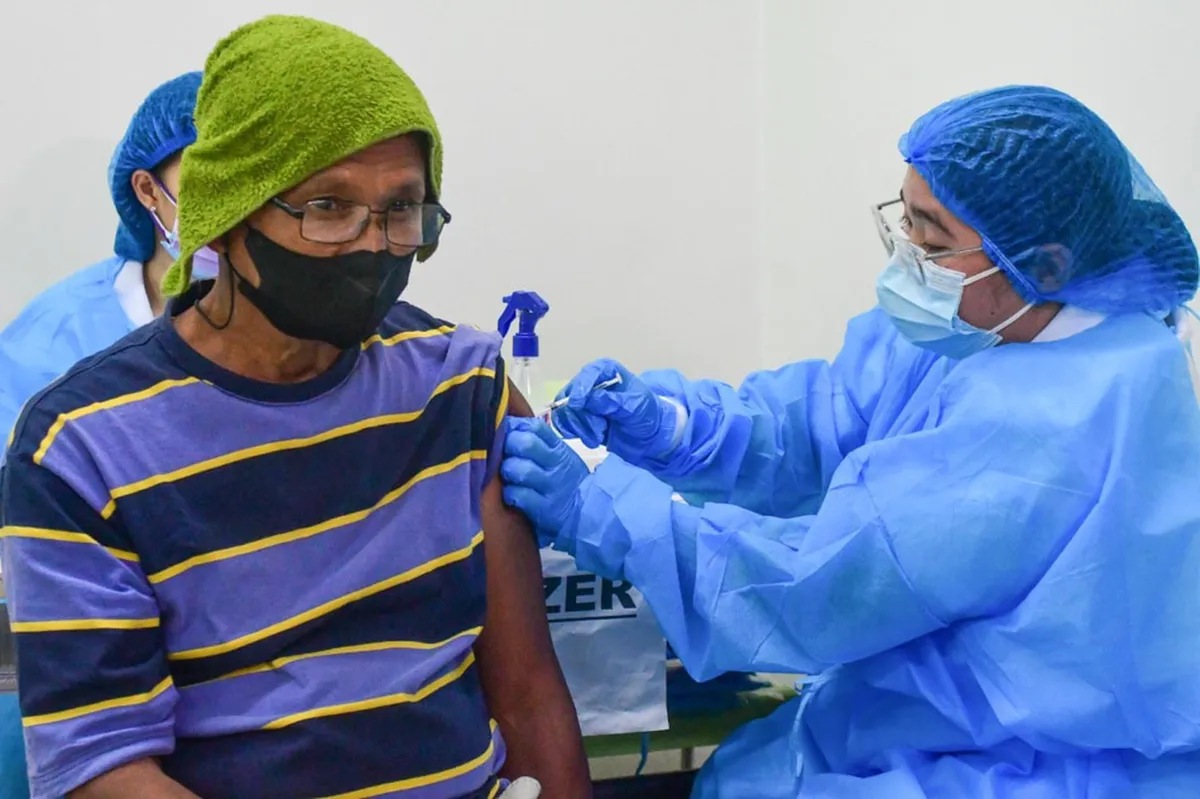 Second COVID-19 booster shots administered to immunocompromised people ...