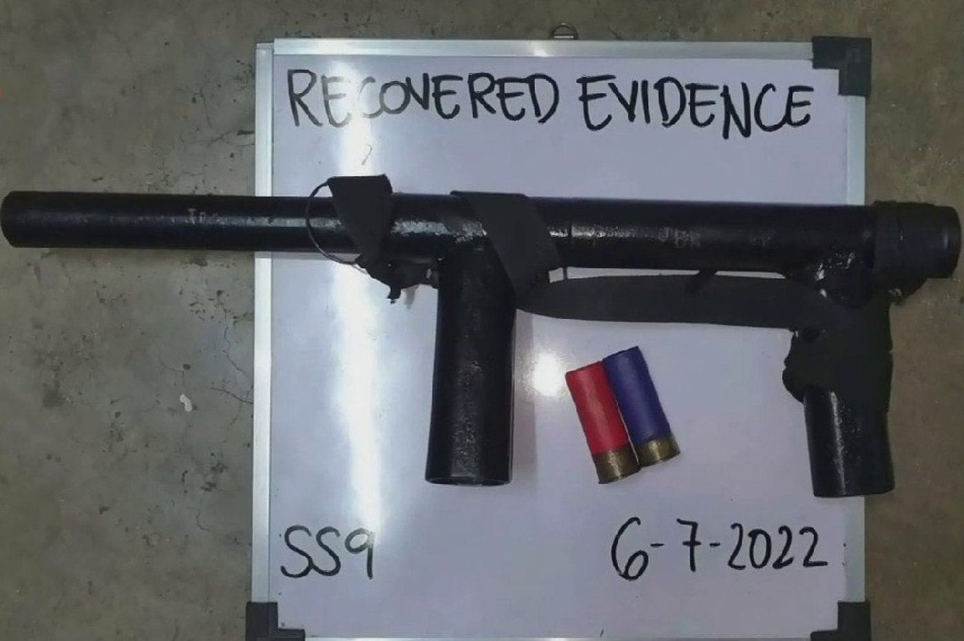 Sekyu nahulihan ng sumpak, shabu sa Taguig | ABS-CBN News