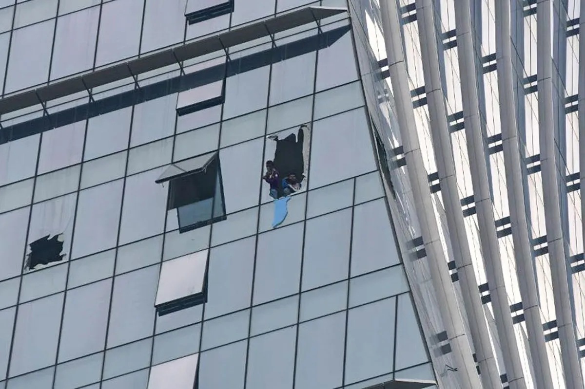 People break glass windows during SM Mega Tower fire | ABS-CBN News