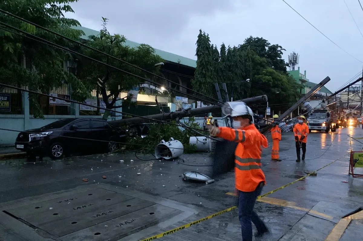Babae sugatan, sasakyan nayupi nang mabagsakan ng mga poste ng kuryente ...