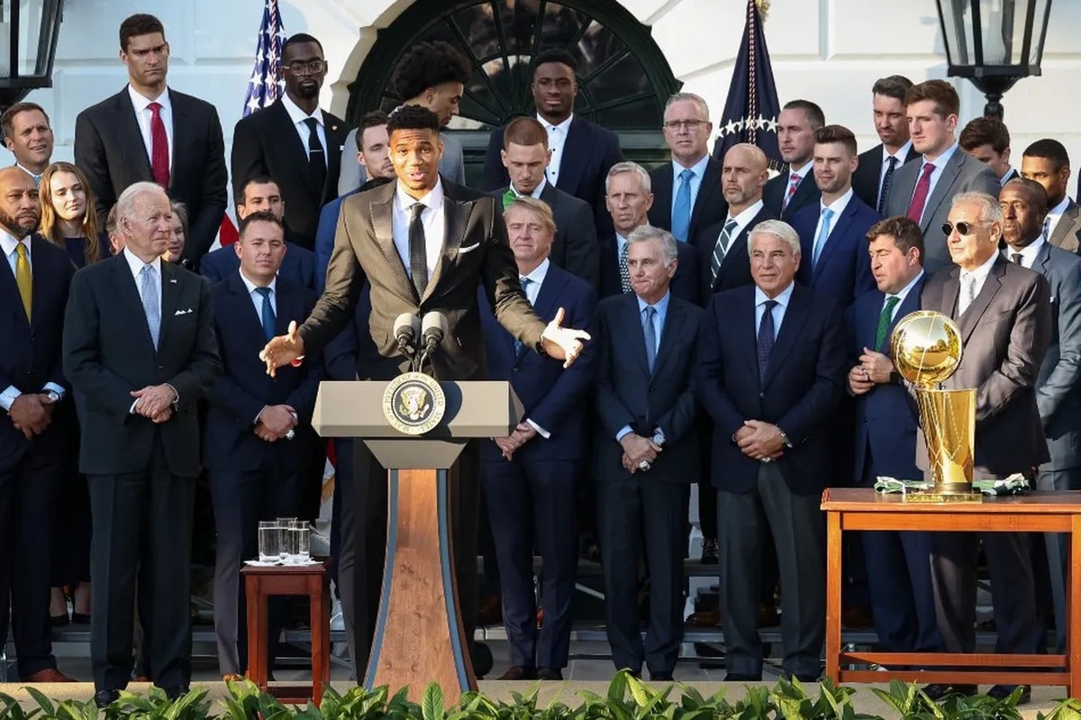 US President Biden welcomes Bucks as first NBA team back to White House ...