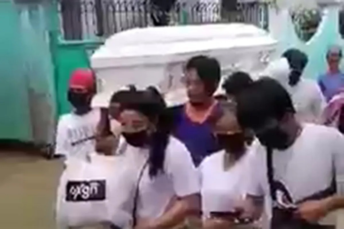 Kabaong binuhat sa gitna ng baha sa Zamboanga City dulot ng Bagyong ...