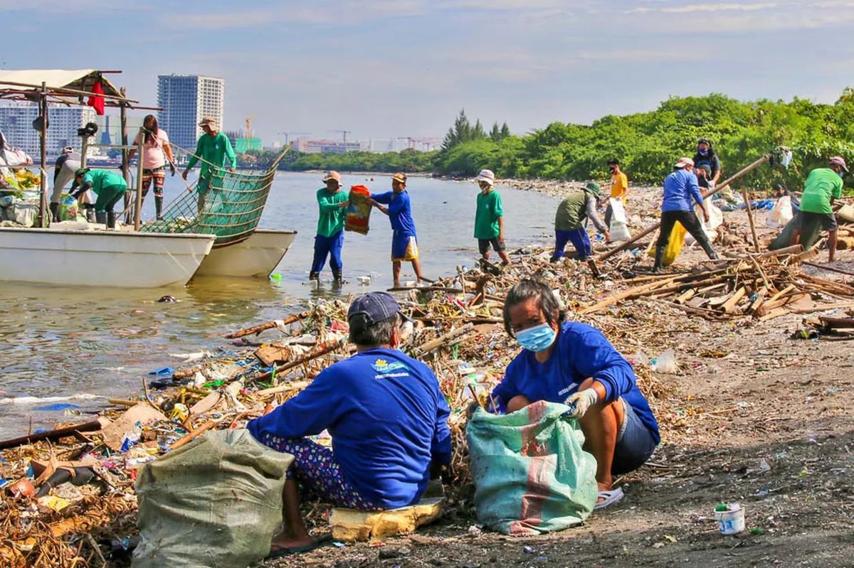 Environmental groups clean up Manila Bay on eve of International ...