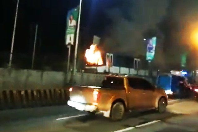 Injuries reported, as fire hits MRT-3 train in Makati | ABS-CBN News
