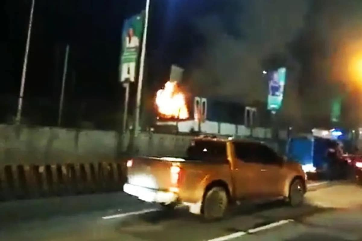 Injuries reported, as fire hits MRT-3 train in Makati | ABS-CBN News