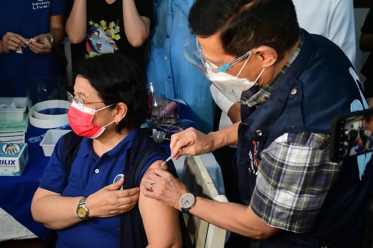 Over 2,000 health workers given COVID-19 booster shots— DOH | ABS-CBN News