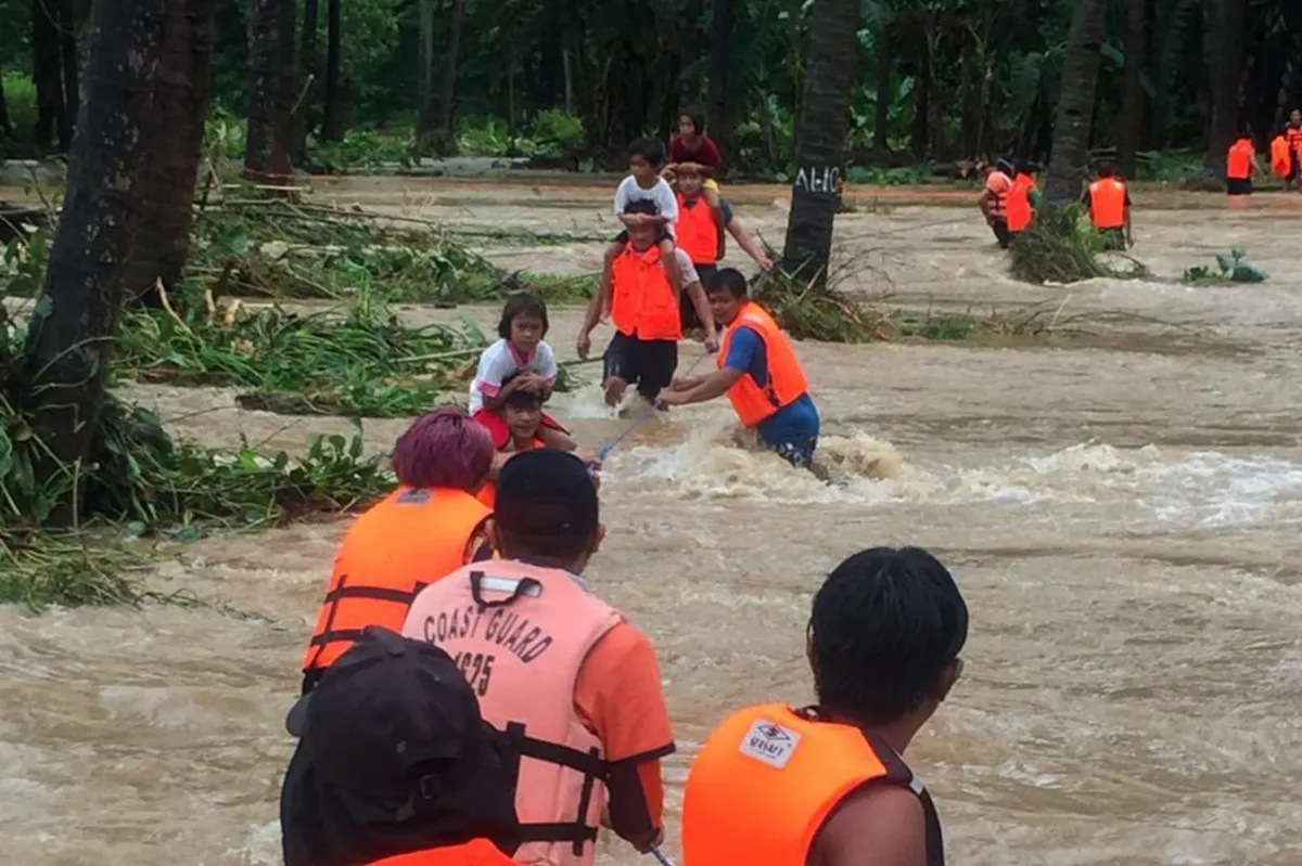 PH Coast Guard rescue residents amid flooding in Brooke’s Point ...