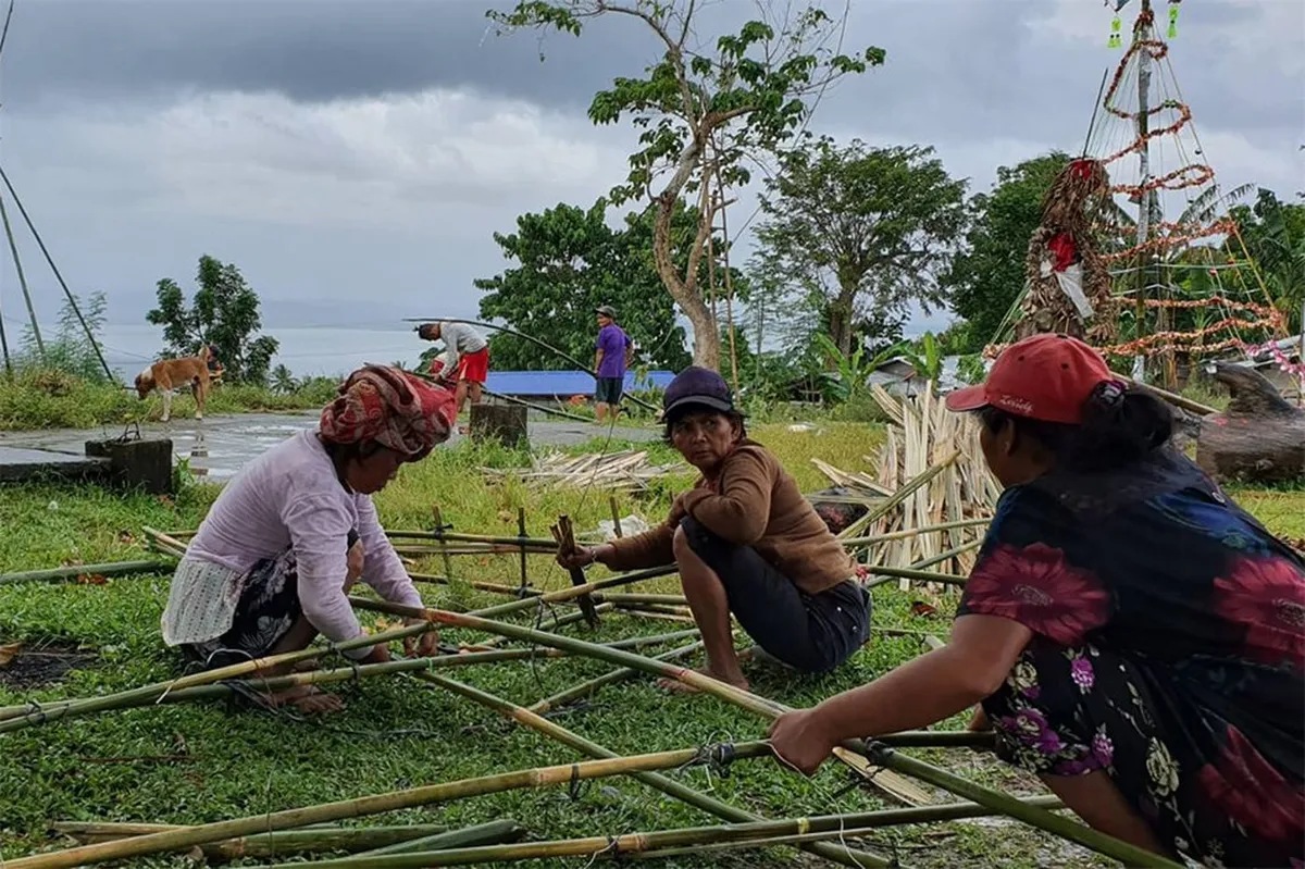 Mga katutubong Mangyan gumawa ng higanteng Christmas tree sa Oriental ...