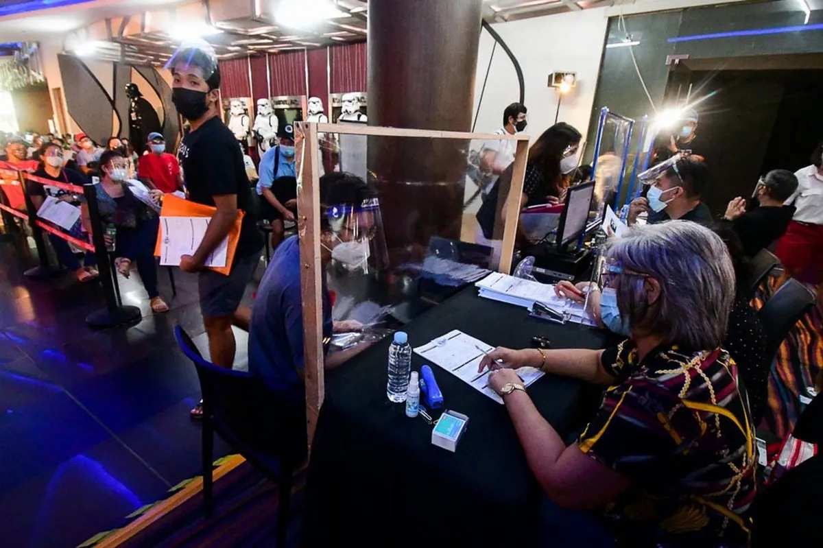 Aspiring voters register for 2022 Polls a week before scheduled deadline | ABS-CBN News