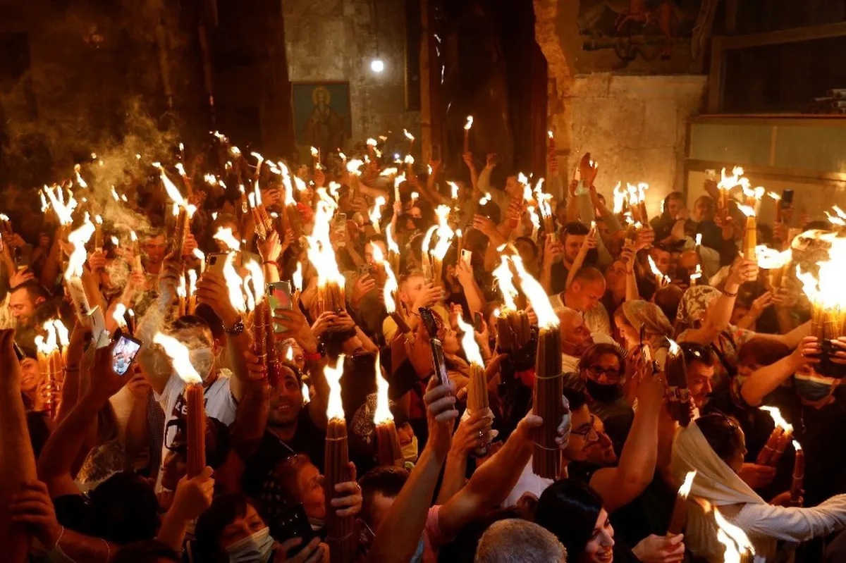 Crowds gather for Holy Fire ceremony at Jerusalem's Holy Sepulcher ...