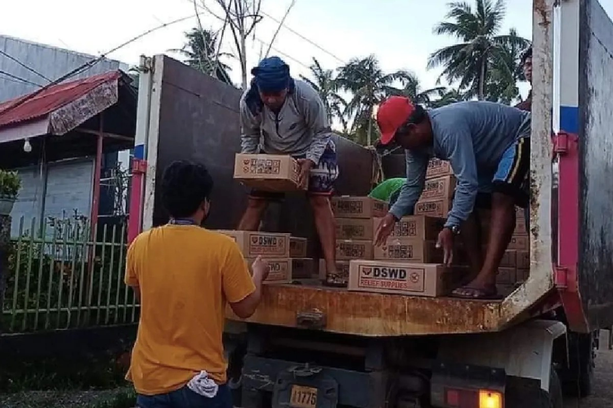 Silago LGU namahagi ng relief packs sa mga nasalanta ng bagyo | ABS-CBN ...
