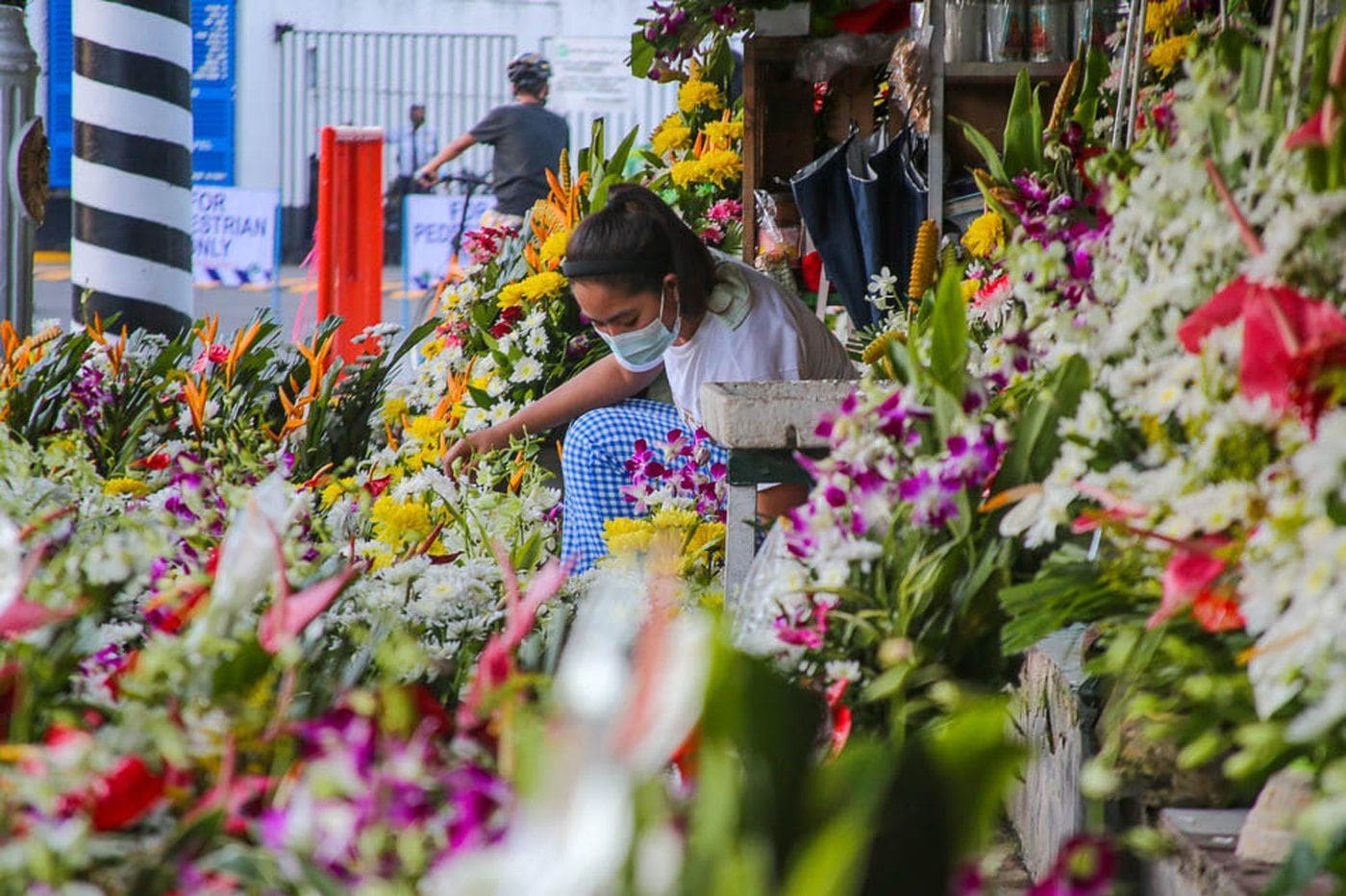 Flower vendors take advantage of early Undas 2021 visitors | ABS-CBN ...