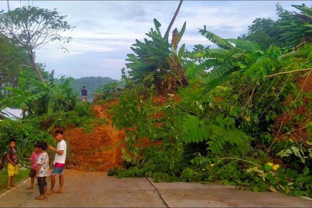 TINGNAN: Bahagi ng kalsada 'di madaanan sa pagguho ng lupa sa Iligan ...