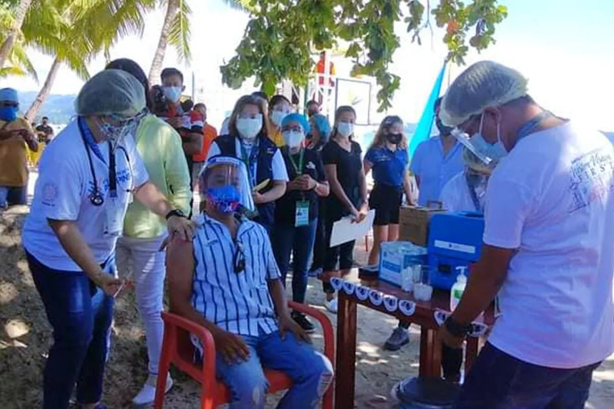 Ceremonial vaccination ng tourism frontliners, isinagawa sa Boracay | ABS-CBN News