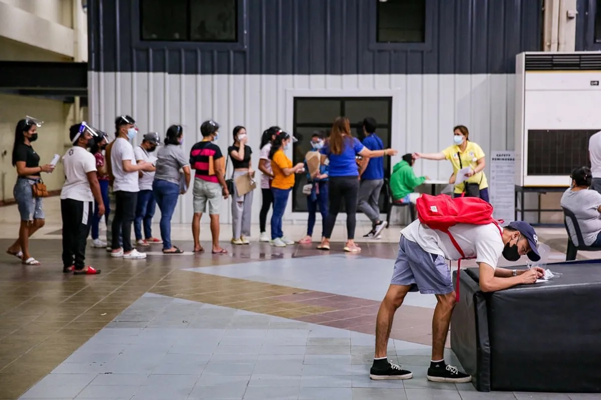 Would-be voters for Halalan 2022 troop to Comelec satellite ...