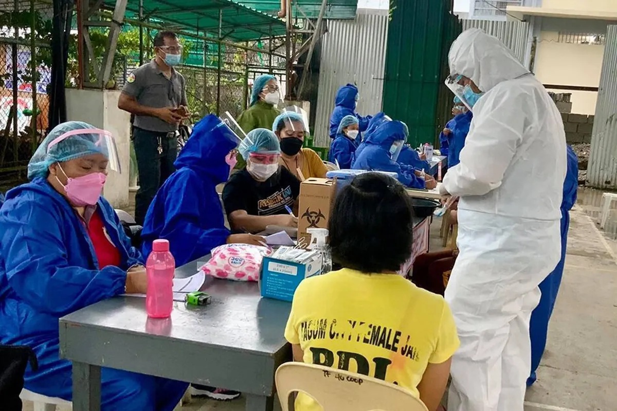 Mga preso sa Tagum City binakunahan kontra COVID-19 | ABS-CBN News