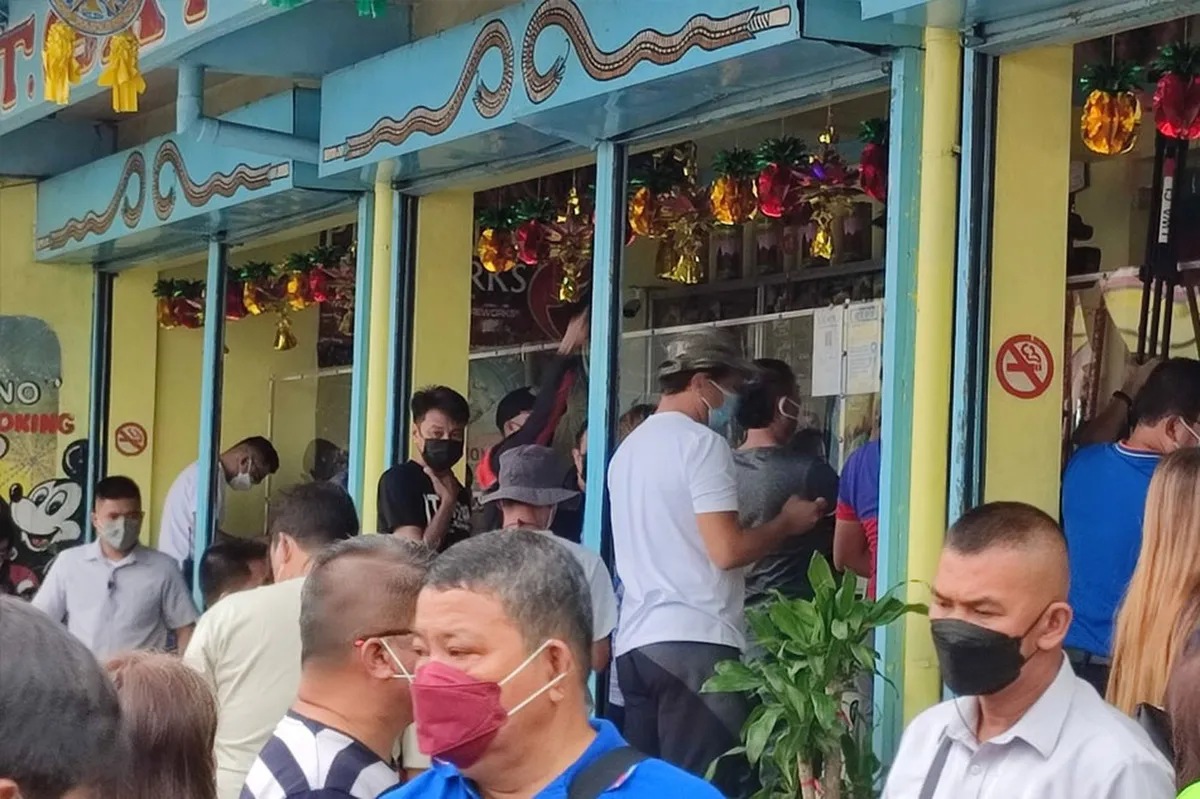 Bentahan ng paputok sa Bocaue sumigla pero 'kulang' pa rin | ABS-CBN News