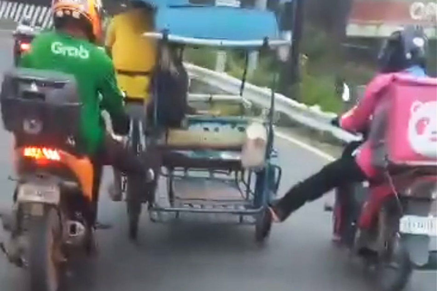 2 delivery rider, tinulungan ang 'tri-sikad' na maakyat ang matarik na ...