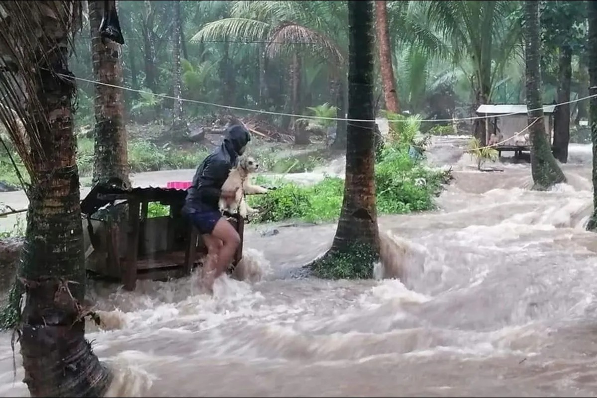 Mga residente, inilikas mula sa mga binahang bahay sa Southern Leyte | ABS-CBN News