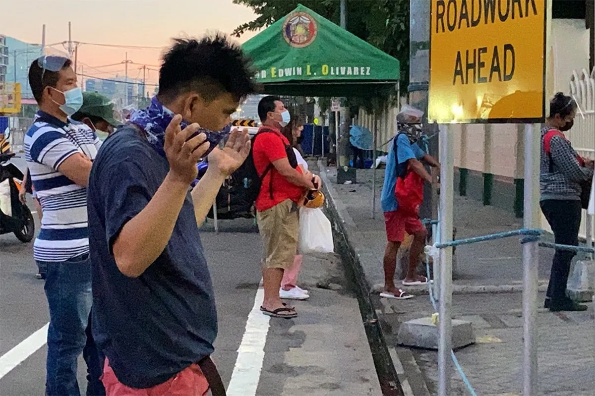 Catholic devotees na nasa NCR Bubble nagdasal sa labas ng ilang ... Catholic devotees na nasa NCR Bubble nagdasal sa labas ng ilang ...