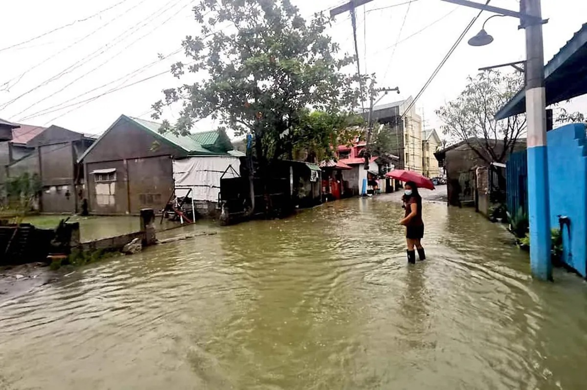 Ilang bahagi ng Bataan at Pampanga binaha dahil sa malakas na ulan | ABS-CBN News