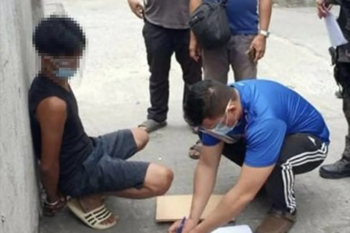 Lalaking nangholdap ng pulis gamit ang pekeng baril timbog | ABS-CBN News Lalaking nangholdap ng pulis gamit ang pekeng baril timbog | ABS-CBN News
