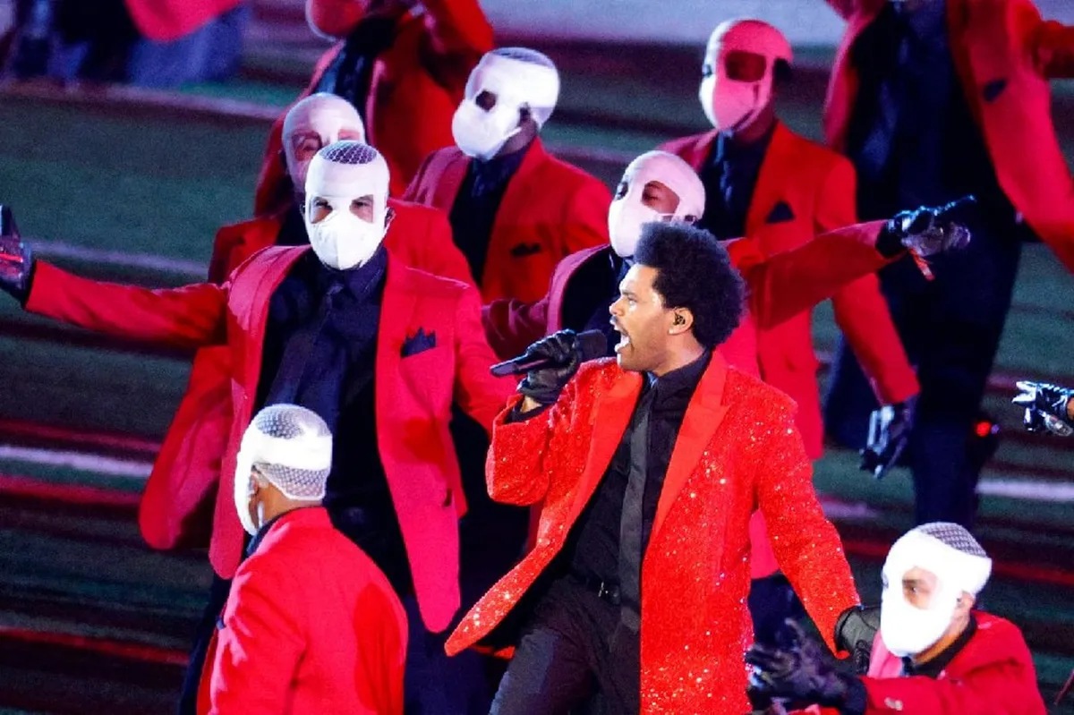 WATCH: The Weeknd brings bright lights, bandaged dancers to Super Bowl ...