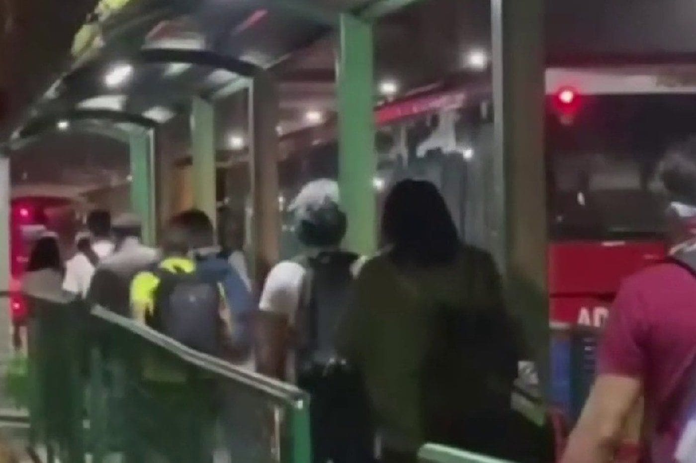 Pila ng mga pasahero sa EDSA Bus Carousel sa Monumento mahaba na | ABS-CBN News