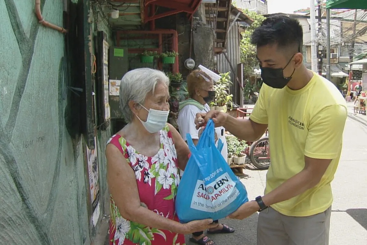 900 pamilya sa Maynila dinalhan ng bigas, mga de-lata | ABS-CBN News