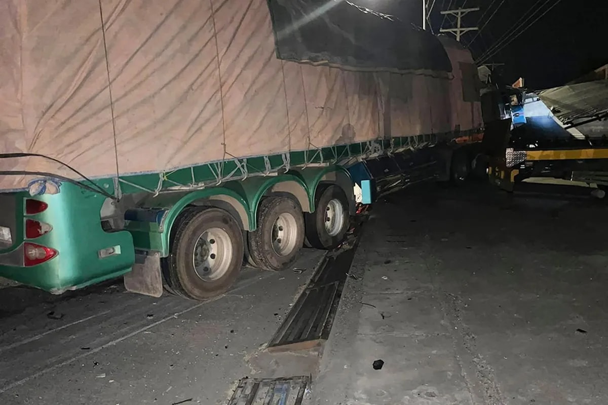 Lalaki patay sa salpukan ng SUV, trailer truck sa Isabela | ABS-CBN News Lalaki patay sa salpukan ng SUV, trailer truck sa Isabela | ABS-CBN News