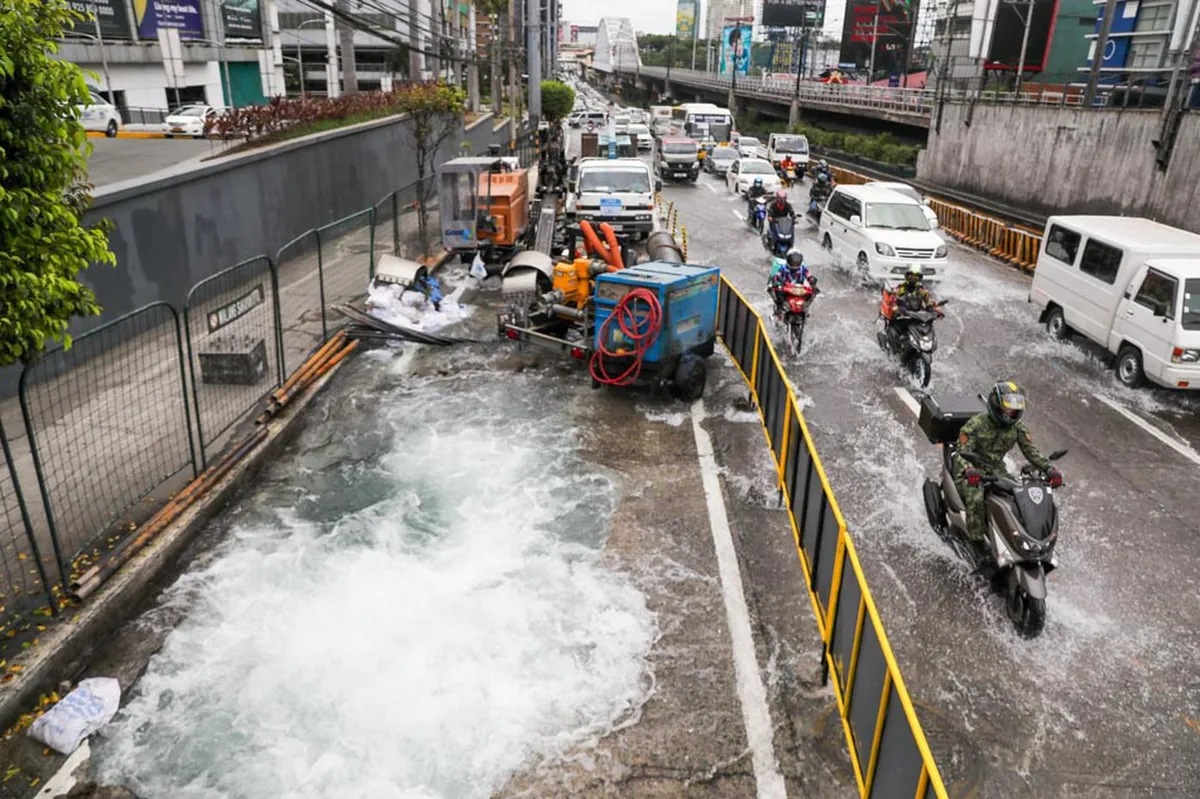 Busted pipe causes flooding along EDSA, water interruption in 30 ...