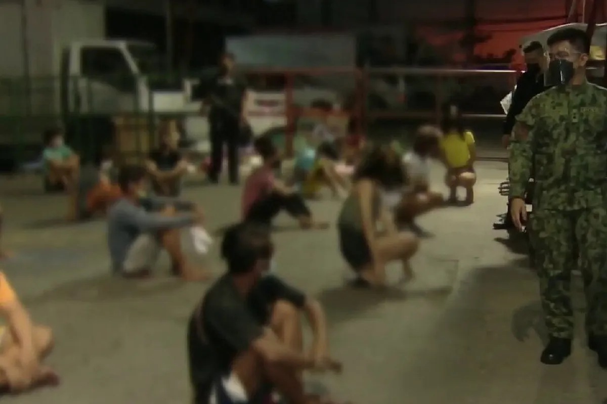 Higit 28 lumabag sa curfew sa Binondo sinita ng mga pulis | ABS-CBN News Higit 28 lumabag sa curfew sa Binondo sinita ng mga pulis | ABS-CBN News
