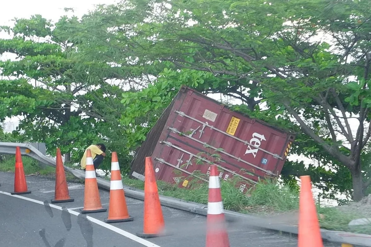 Container van, nahulog sa CAVITEx | ABS-CBN News Container van, nahulog sa CAVITEx | ABS-CBN News