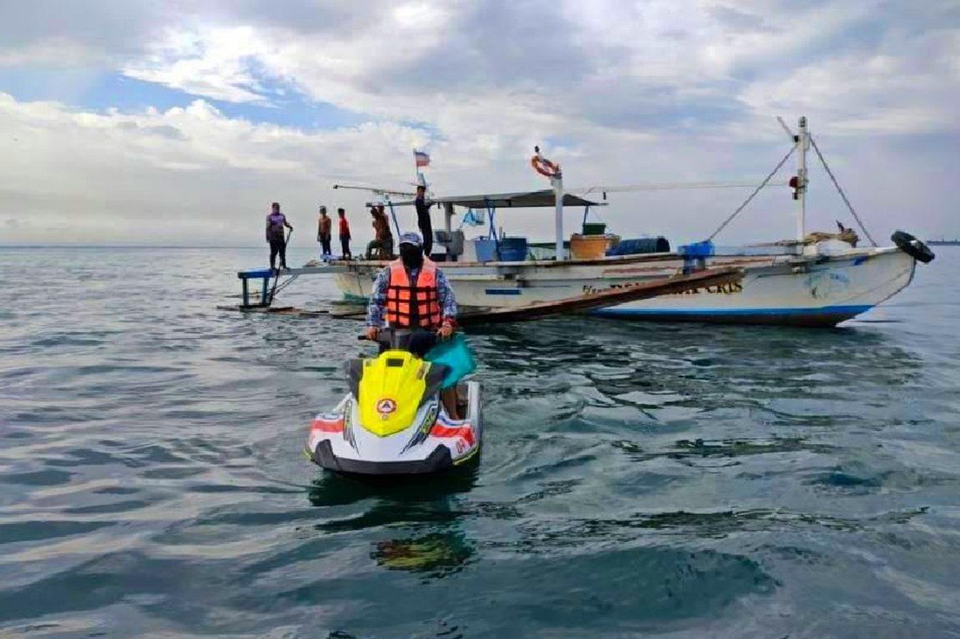 7 fishing boat na mula pa sa Navotas huli umano sa trawling sa Cavite ...