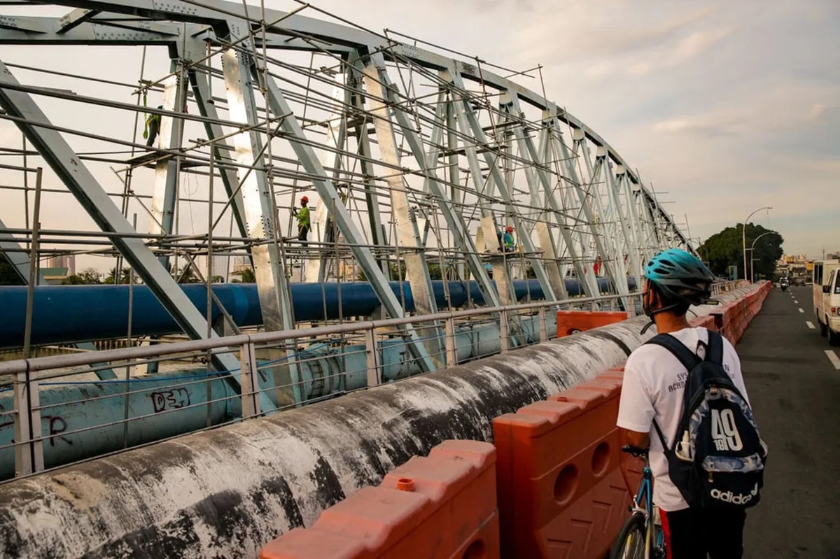 Curious cyclist | ABS-CBN News