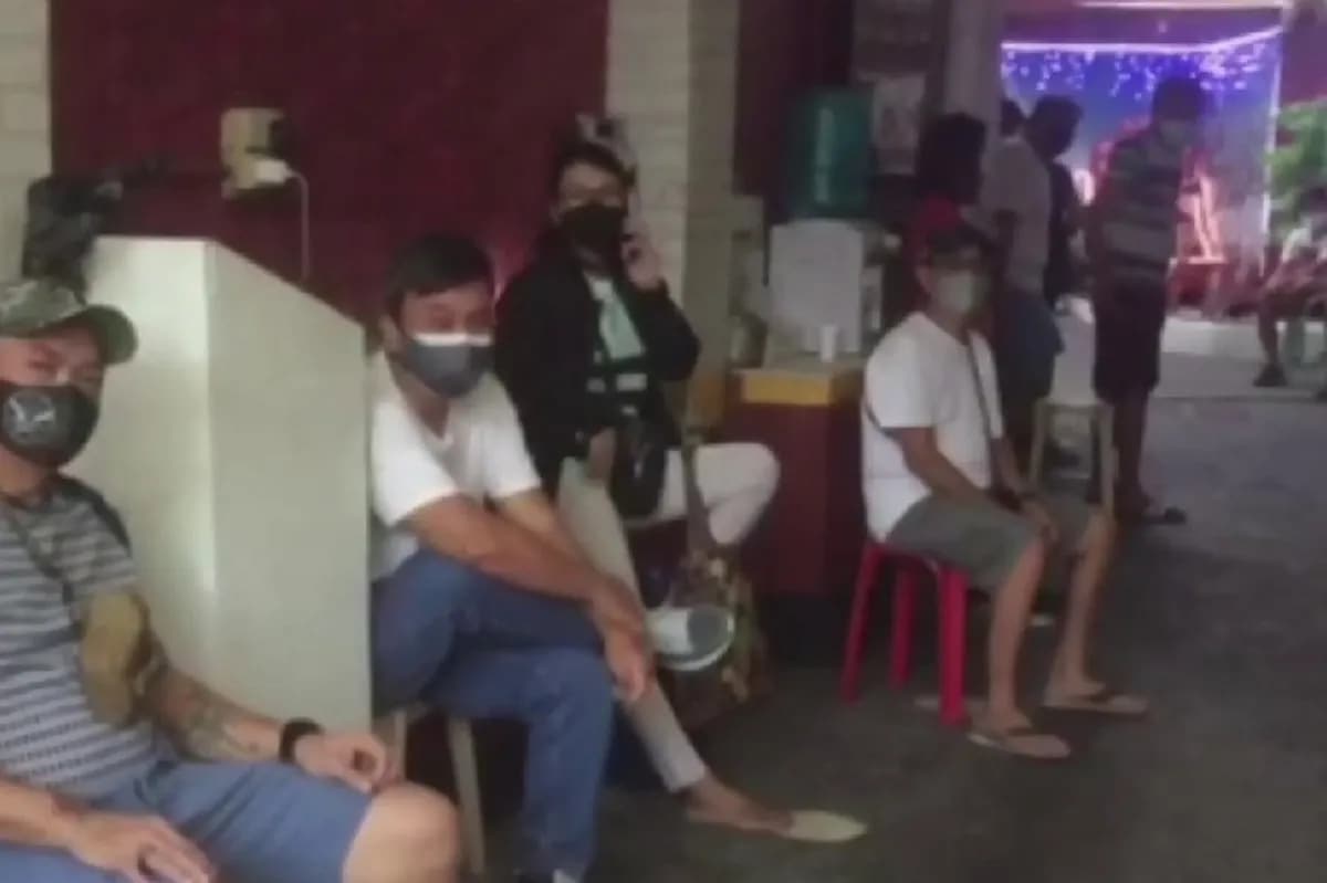 Kilalang tindahan ng hamon sa Quiapo dinagsa | ABS-CBN News Kilalang tindahan ng hamon sa Quiapo dinagsa | ABS-CBN News